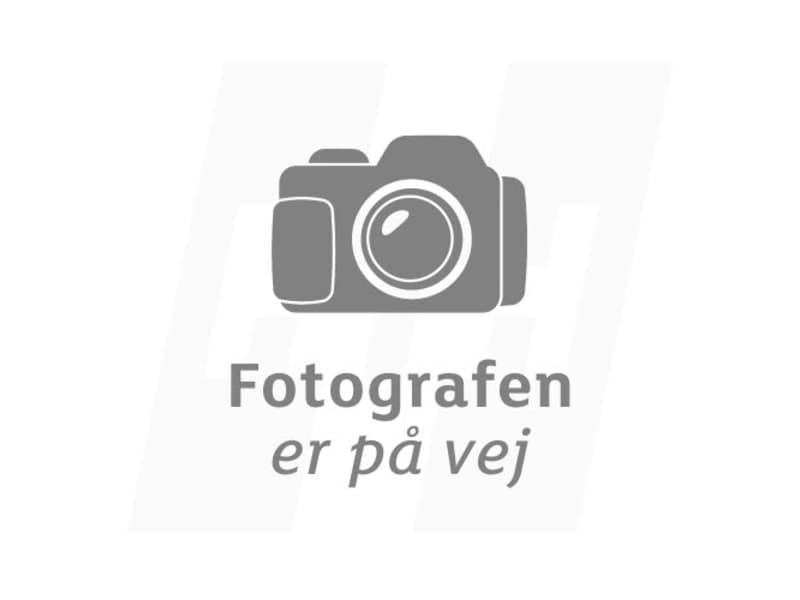 Højskab med låge og 5 flytbare hylder | HTH