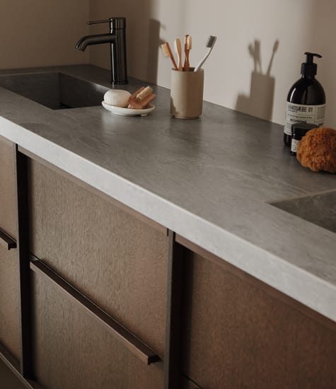 Nordic Atmosphere: Bathroom furniture in dark oak | HTH