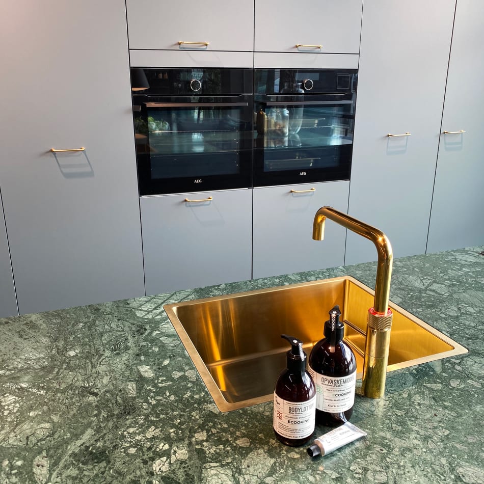 Brass sink and tap – Design the kitchen with brass | HTH