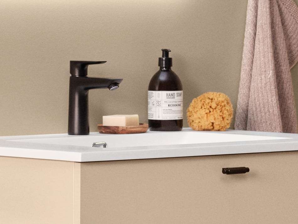 Minimalistisk og naturligt design - badeværelse med et elegant og flot ...