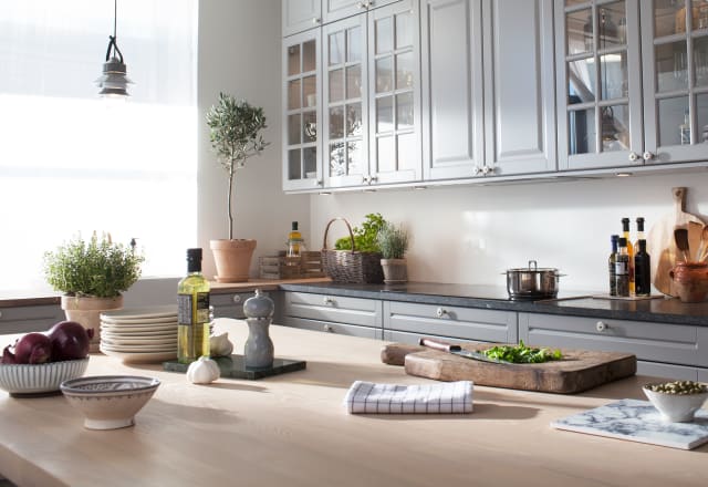 Add a personal touch to your kitchen with display cabinets | HTH