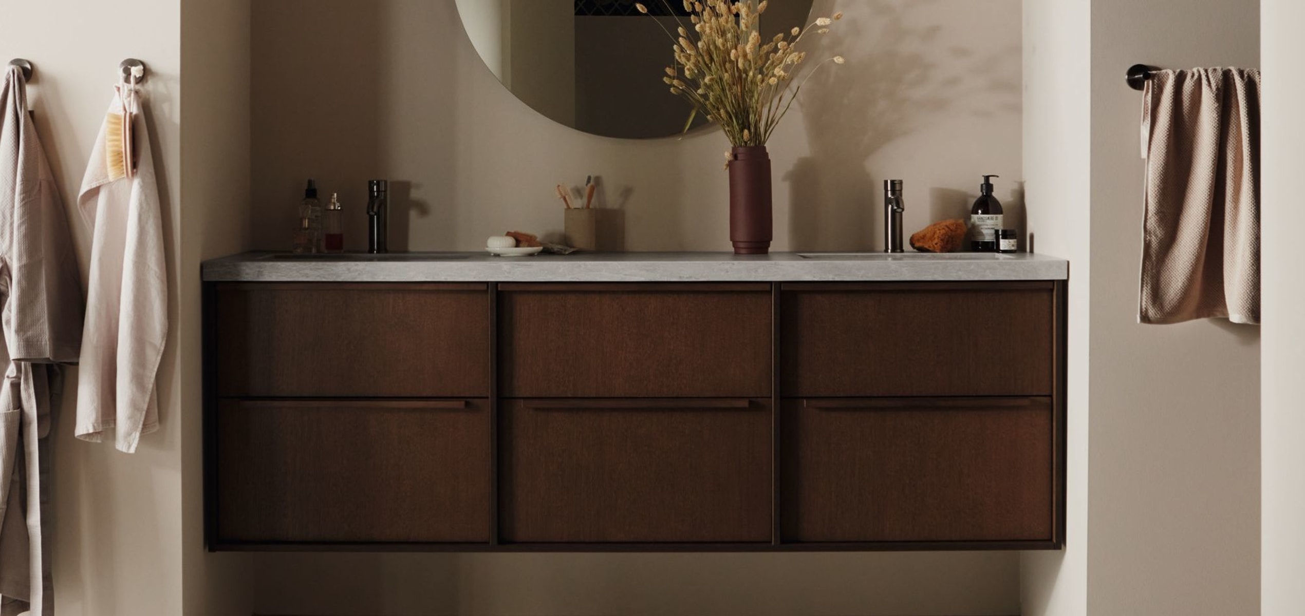 Nordic Atmosphere: Bathroom furniture in dark oak | HTH