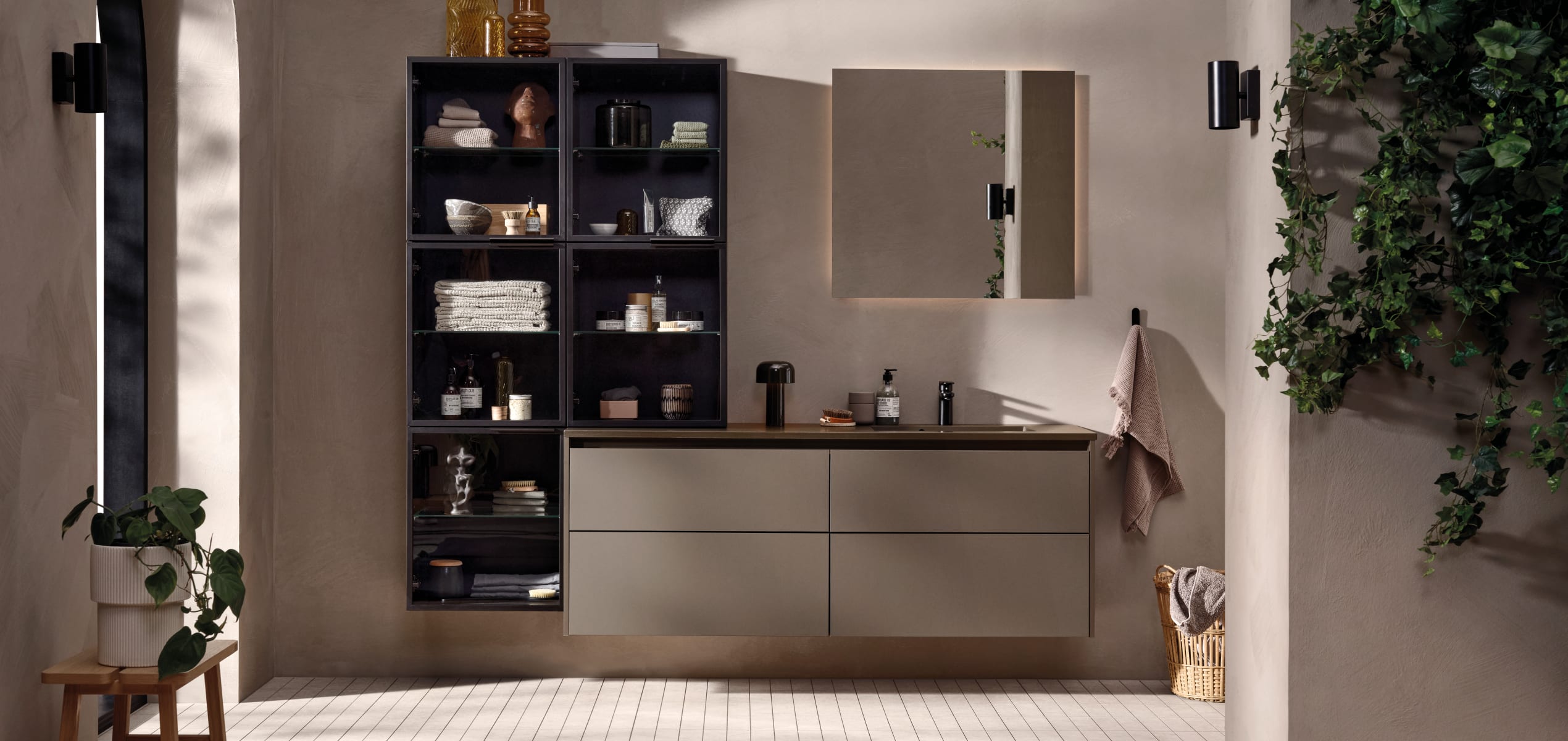 Nordic Roots: Baderomsmodell med svanemerkede skap og fronter | HTH