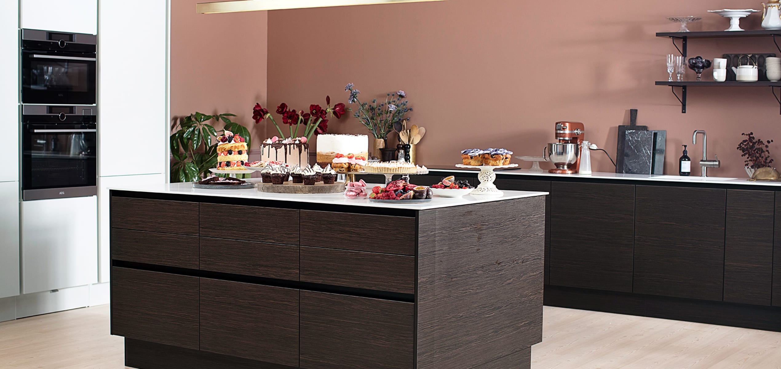 Eksklusivt køkken i mørkt træ | HTH