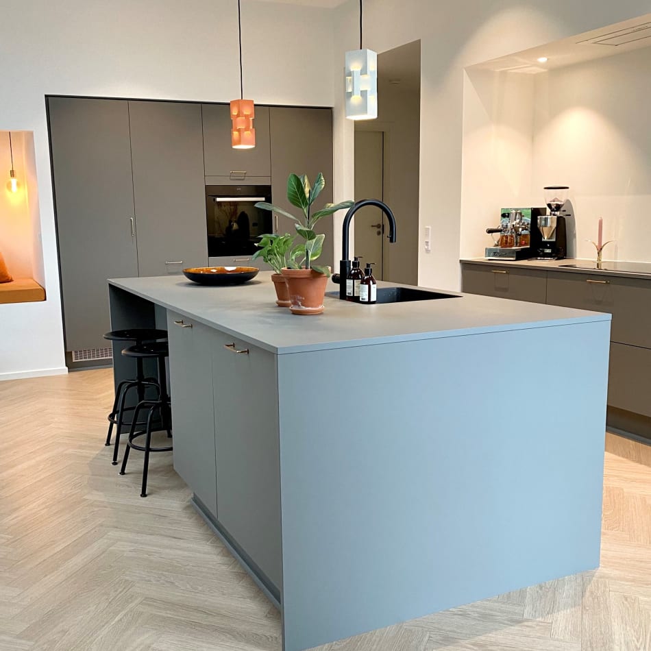 Robust simplicity in the kitchen with Base in Fenix laminate | HTH